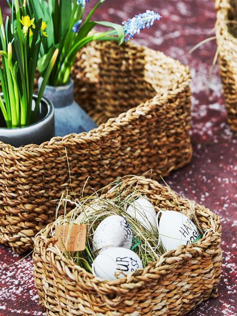 Jednoduchý postup, ako upliesť korbáč na veľkonočnú šibačku | Westwing